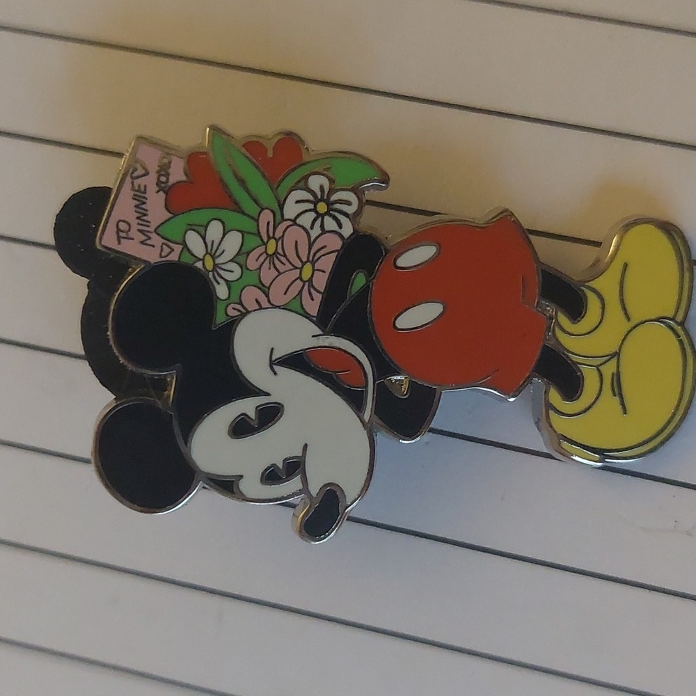 Disneys Mickey Mouse Pin Gem